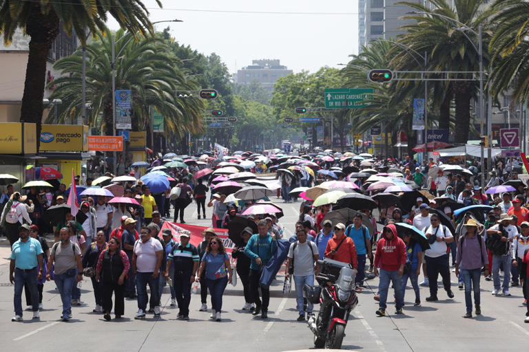 Maestros mexicanos escalan protestas en la capital y toman el ...