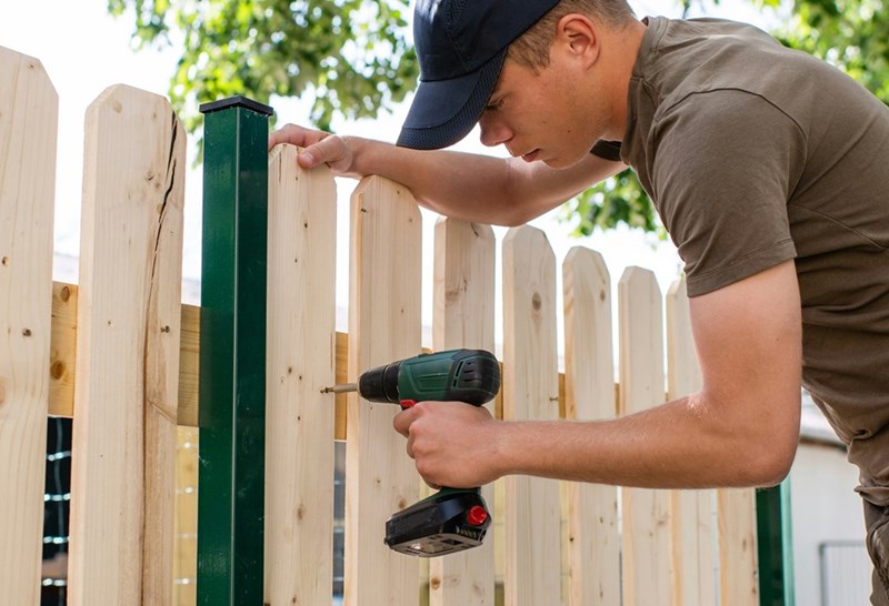 Neighbor fences off 240 square feet of homeowner's yard, dismisses ...