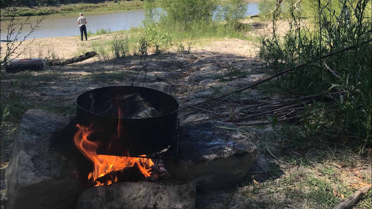 Pesca y cocina en el arroyo con pescado frito