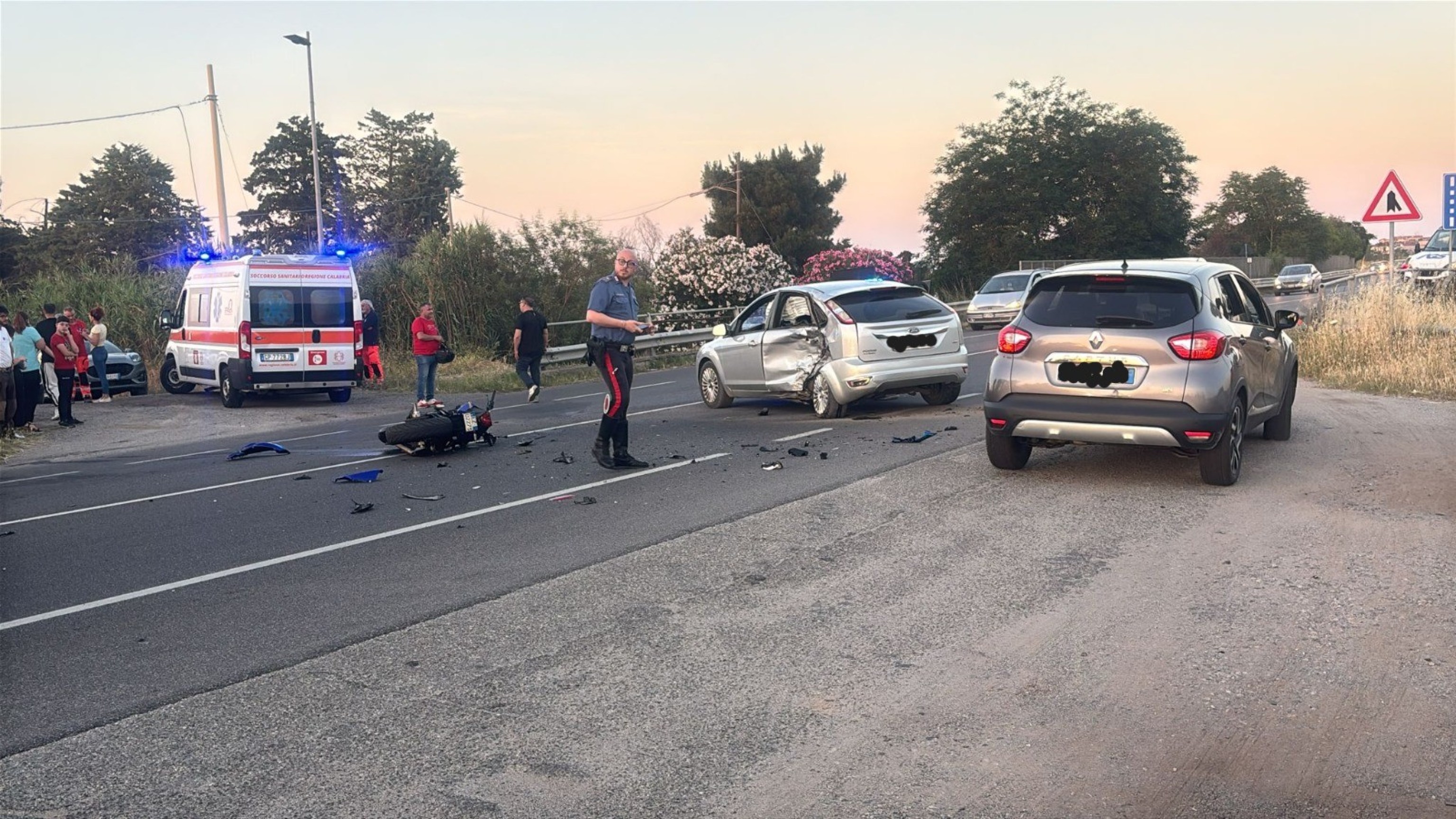 Scontro di un'auto con una moto, muore un centauro 33enne
