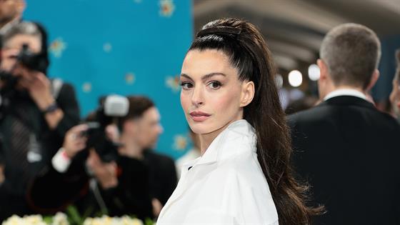 Anne Hathaway shares she was legally blind in one eye for 10 years