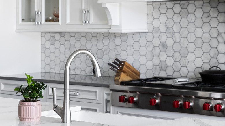The 12 most affordable alternatives to tile backsplash that still make ...