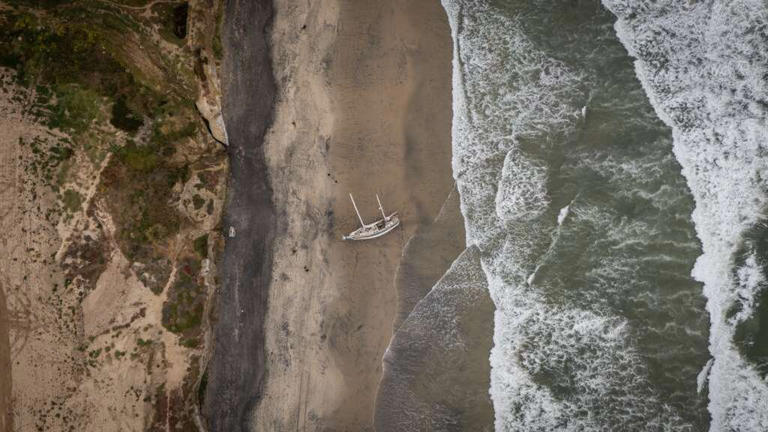 Barco de estadounidense queda varado en playas de Tijuana tras ser ...
