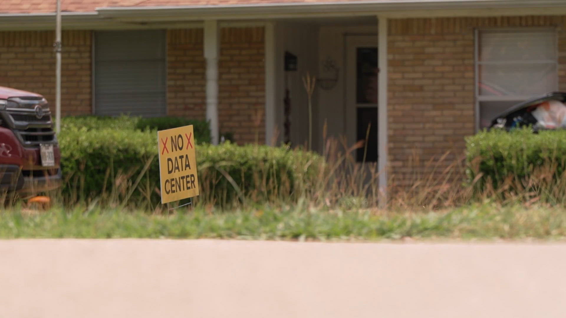 Red Oak residents told to remove anti-data center signs
