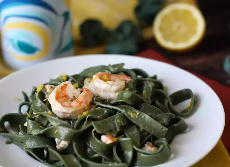 Tallarines de espirulina con gambas y limón, un plato saludable y lleno ...