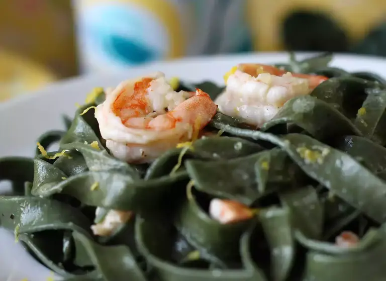 Tallarines de espirulina con gambas y limón, un plato saludable y lleno ...