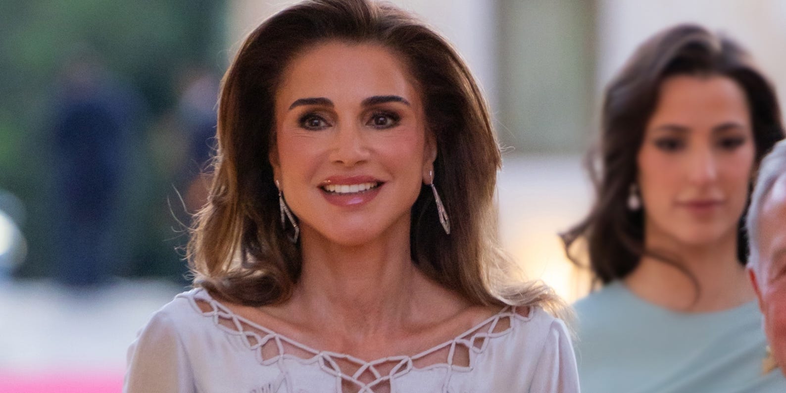 La reina Rania de Jordania da una lección de estilo con un vestido gris ...