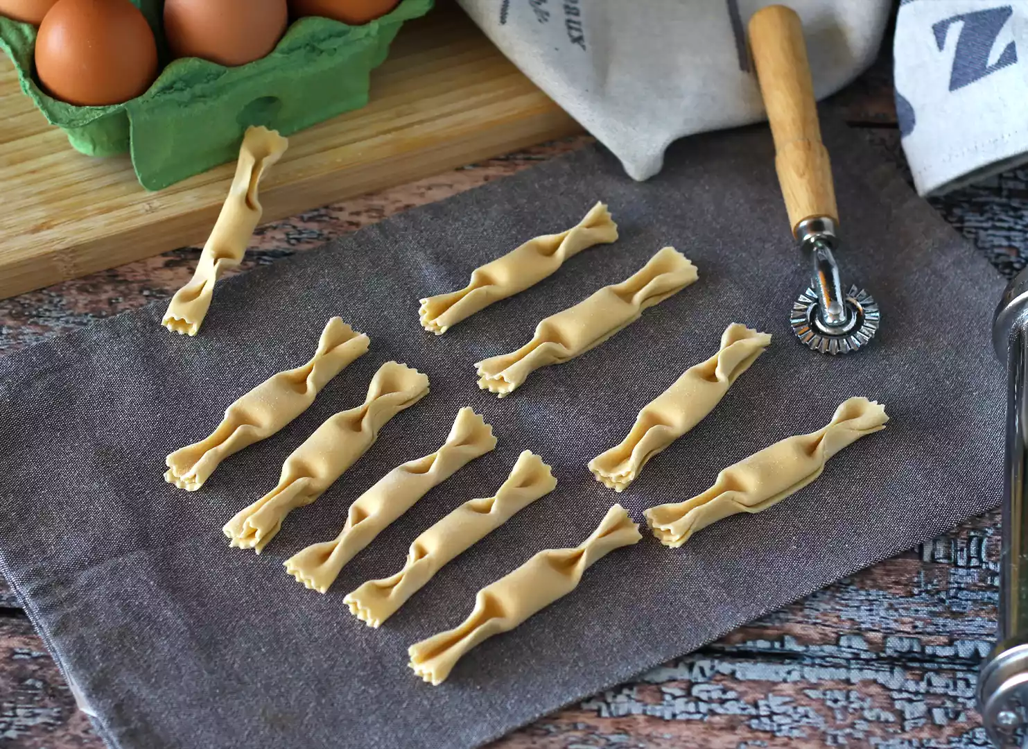Caramelle, ravioli formade som godis med pumpa- och ricottafyllning