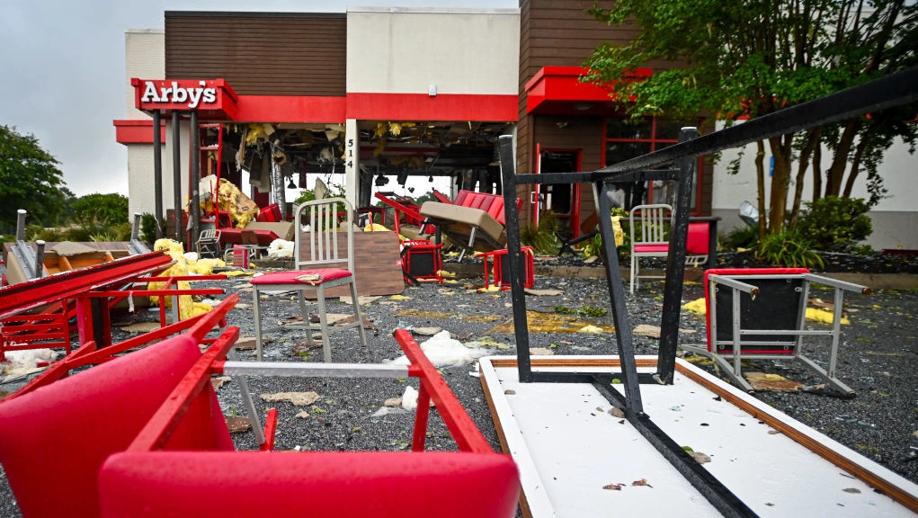 Patio umbrella kills woman during sudden storm in SC