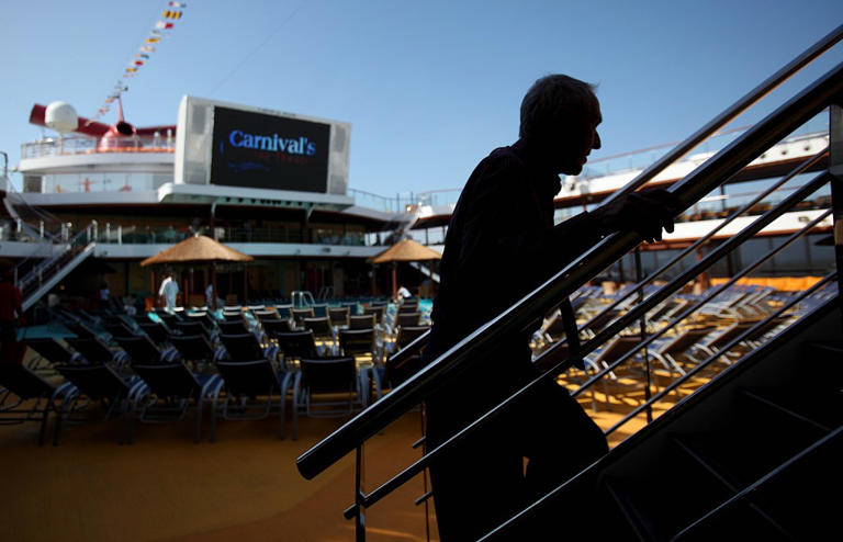 Florida man sues Carnival for $5M after suffering 2nd-degree burns on ...