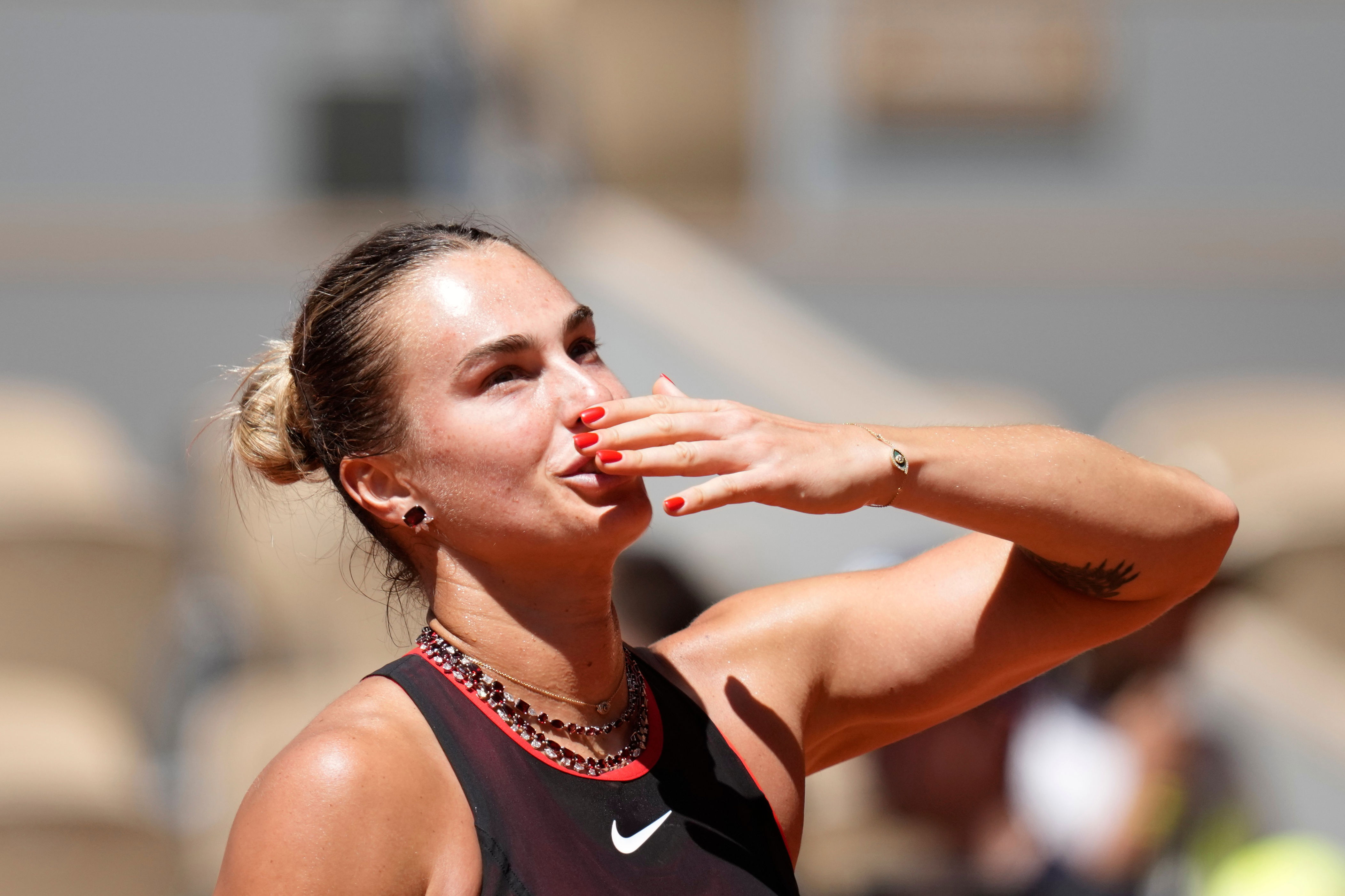 Sabalenka's necklaces sparkle in the sun during win at sultry French ...