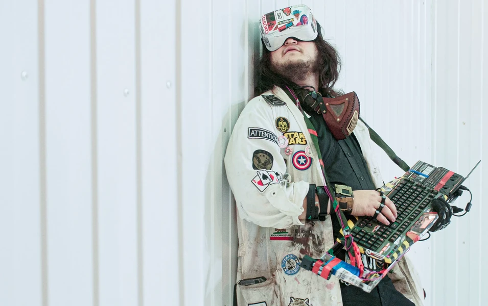 Cosplayer recreates Cyberpunk 2077 jacket with $1,200 OLED collar