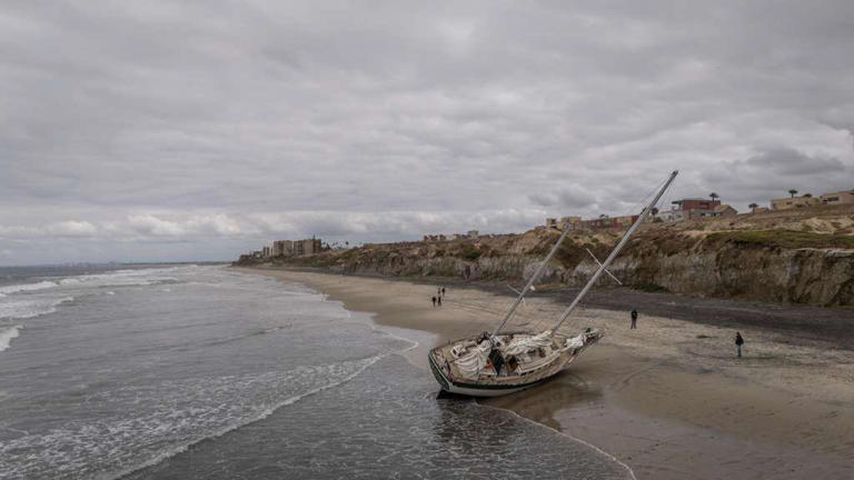 Barco de estadounidense queda varado en playas de Tijuana tras ser ...