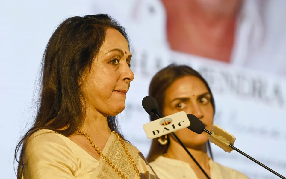 Hema Malini accepts Dharmendra’s Padma Vibhushan with emotional tribute