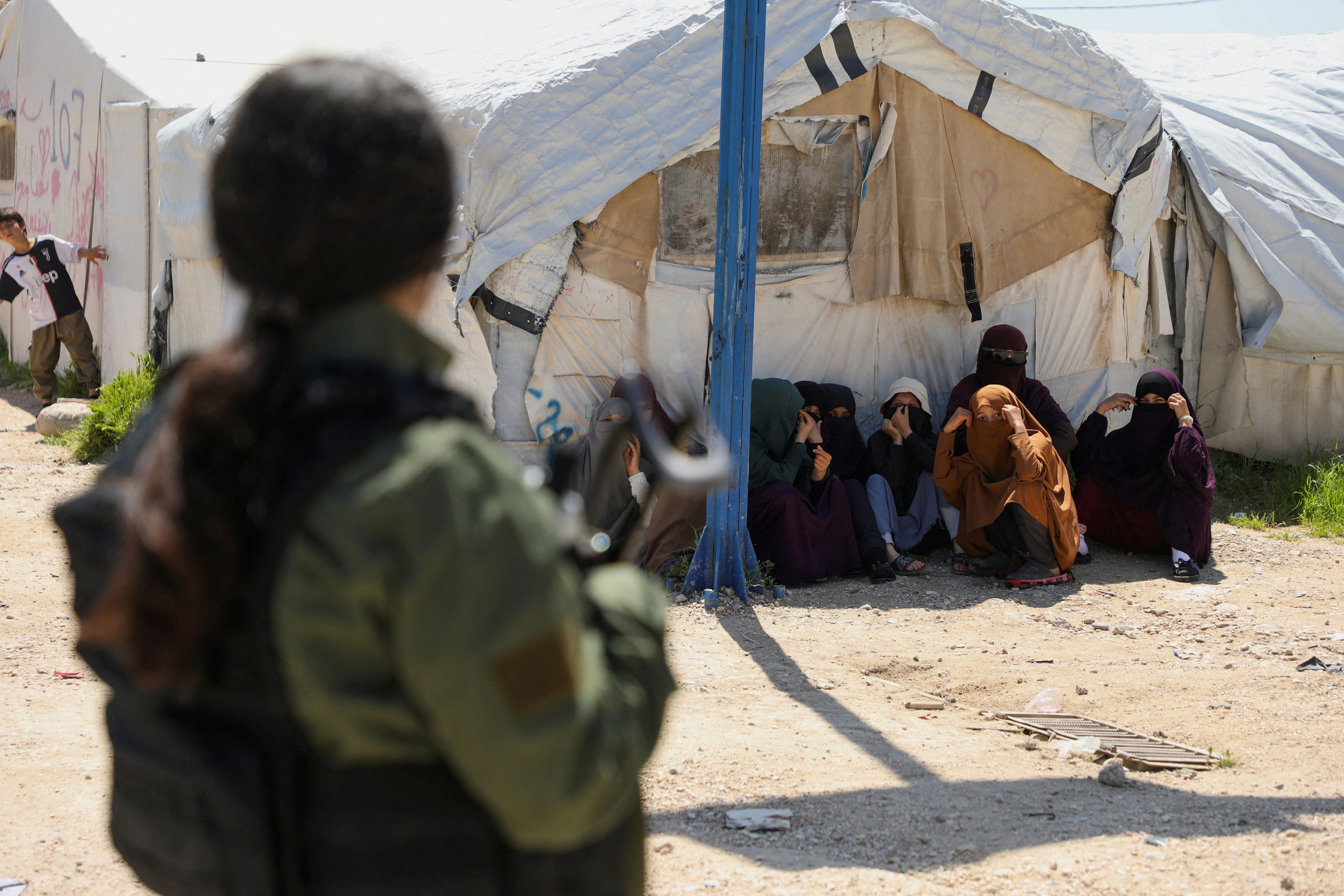 Group of women and children with alleged ISIL ties returns to Australia