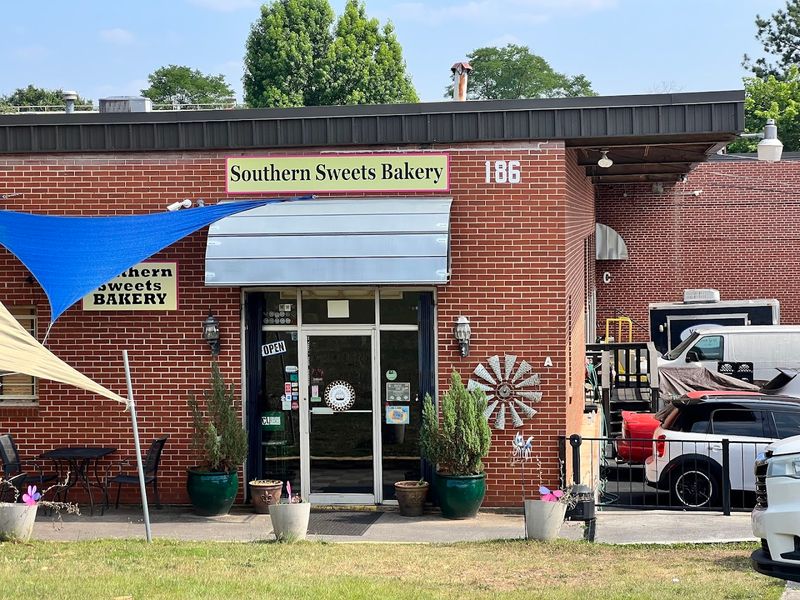 The little Georgia bakery where hummingbird cake gets the respect it ...
