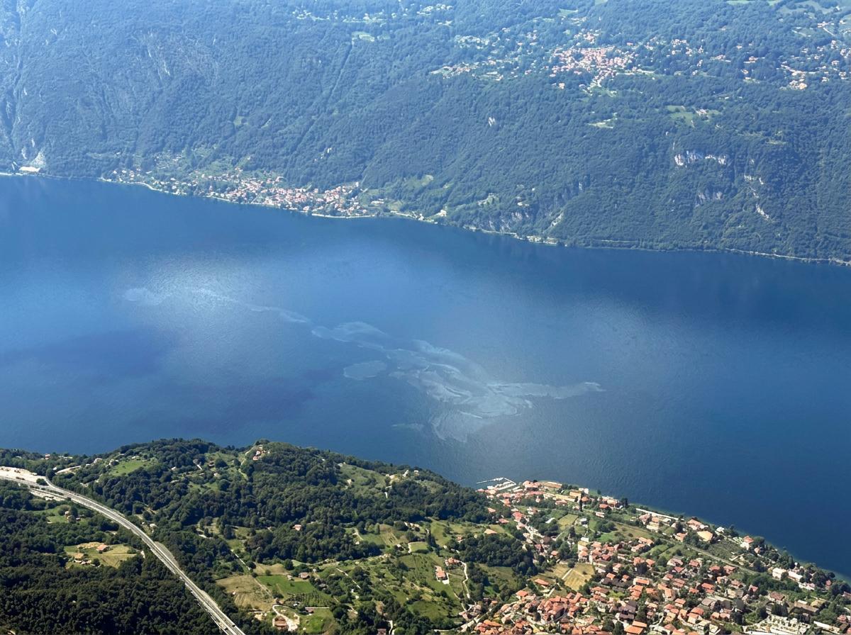 Una chiazza bianca e maleodorante invade il lago al largo di Lierna ...