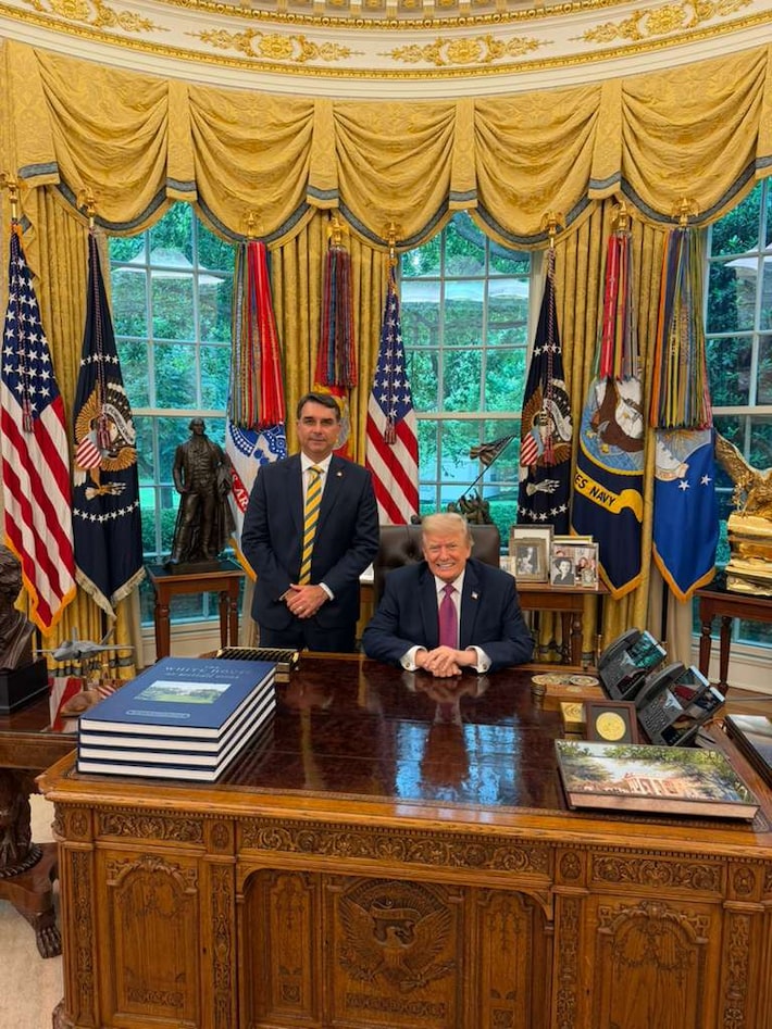 Flávio Bolsonaro posta foto com Donald Trump na Casa Branca