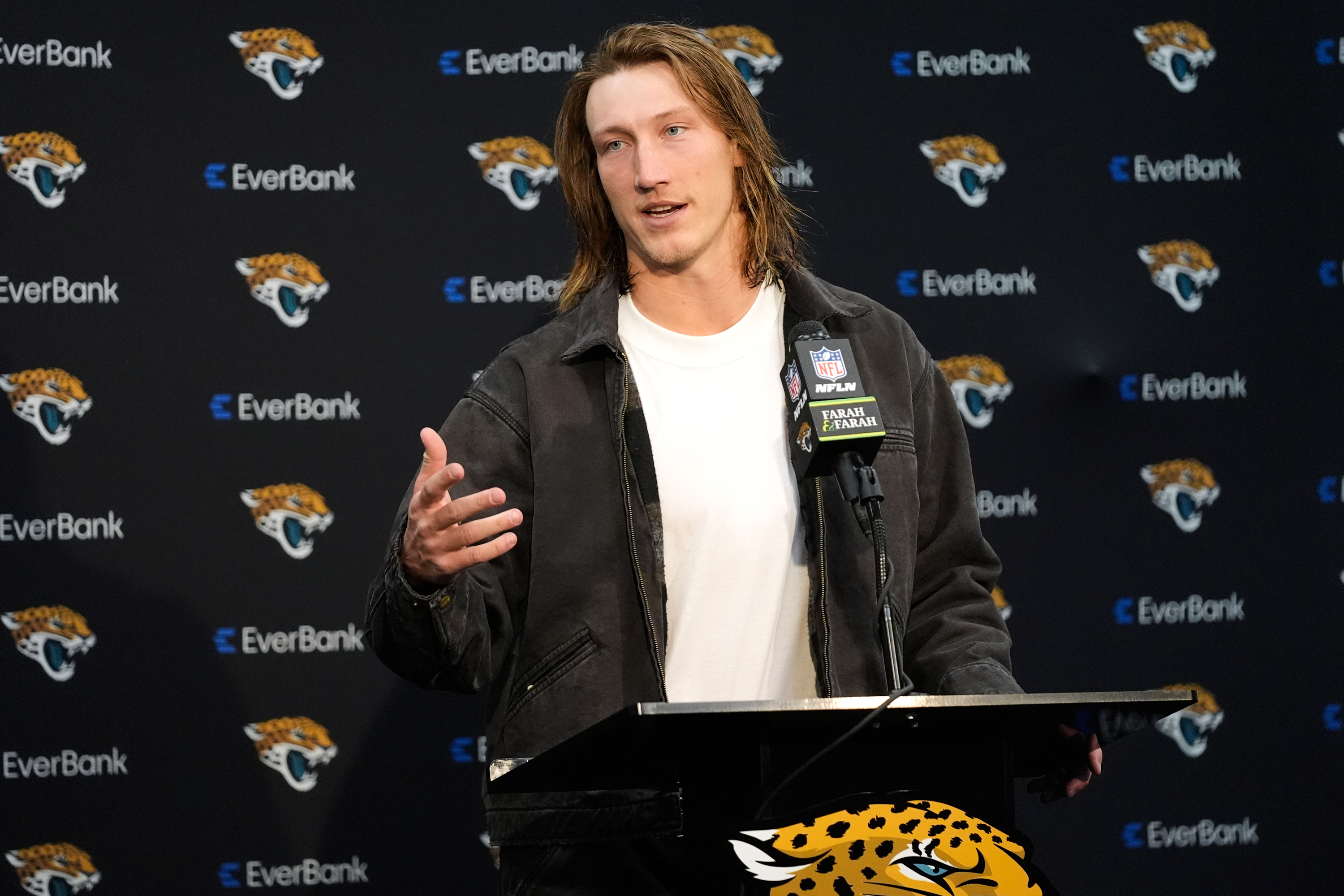 Jaguars QB Trevor Lawrence has no plans to cut his long locks despite ...