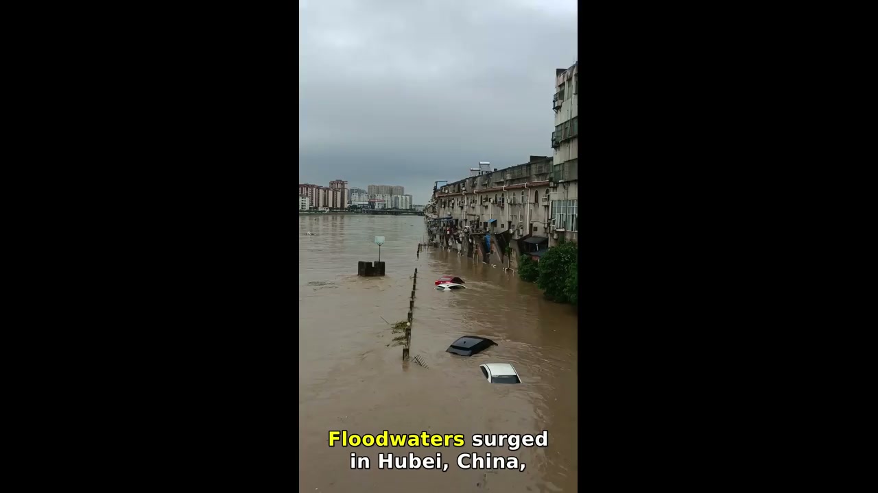 Massive floods swamp streets and cars in Hubei