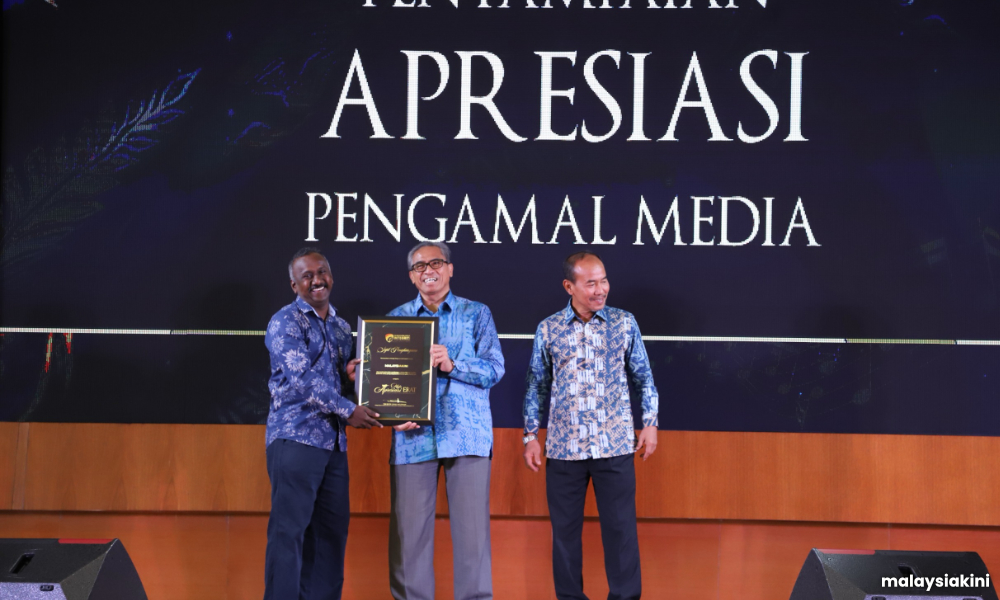 Malaysiakini journalist receives EAIC award