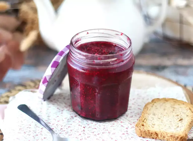Çilek ve chia tohumu ile sağlıklı reçel