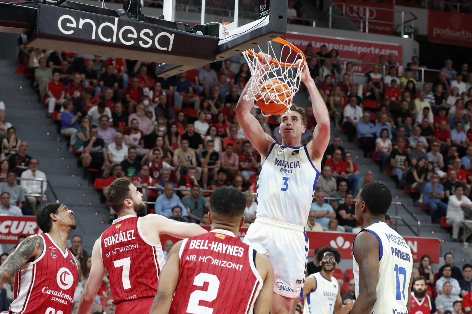 86-98. El Valencia Basket respira y el Casademont contiene el aliento