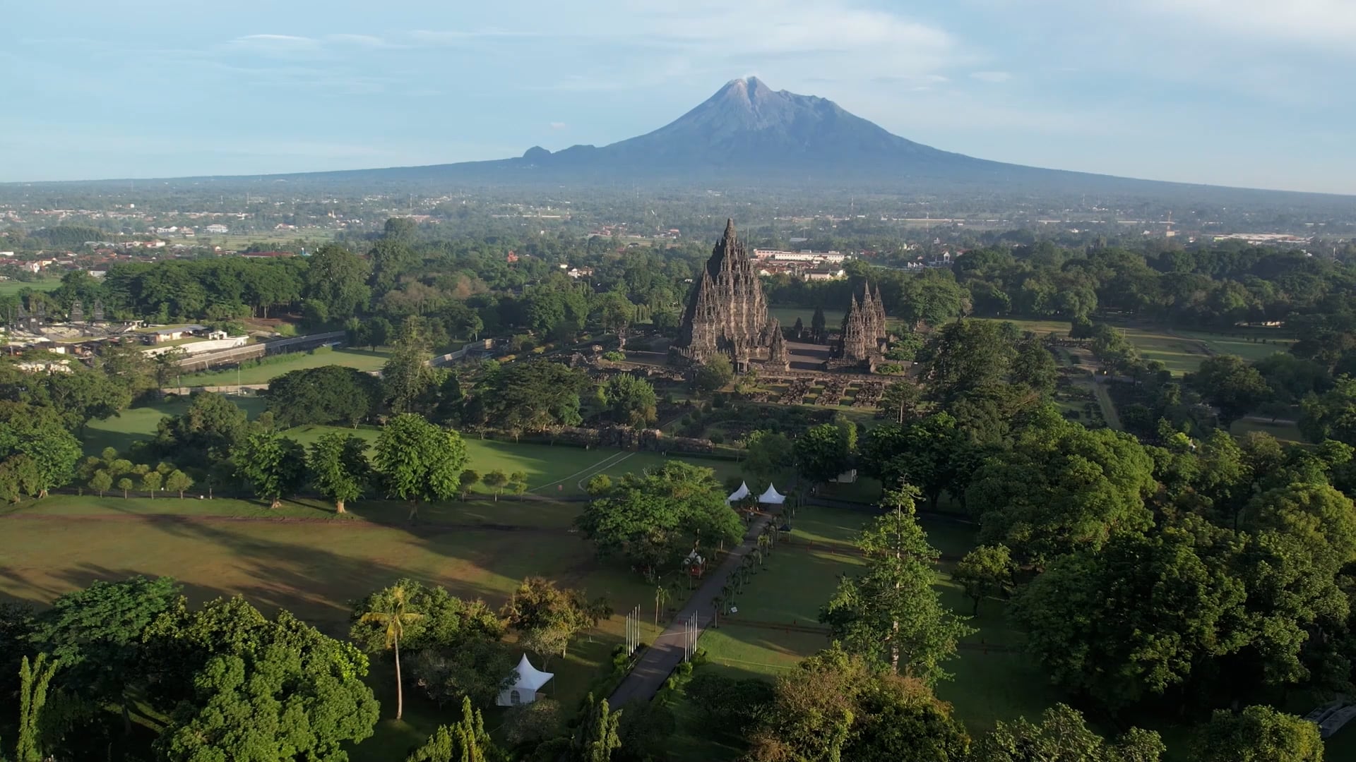 Candi Prambanan, Indonesia: Pemandangan candi agung Hindu dari drone