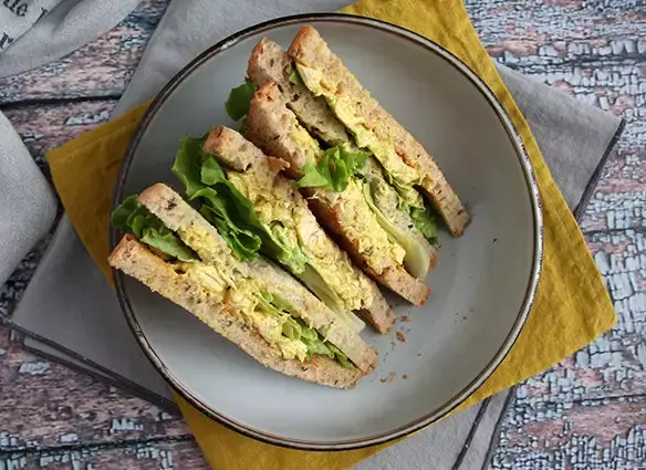 Club sandwich med kyckling och curry