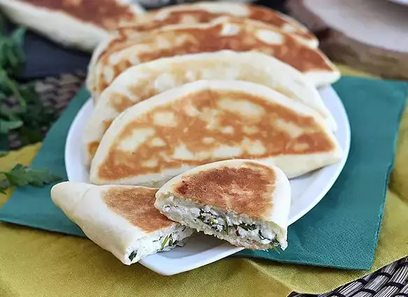 Crêpes turques farcies à la fêta, citron et persil - gözleme