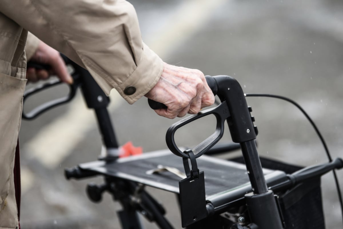 Rentner mit Rollator wird von VW-Kleinbus überfahren und darunter ...