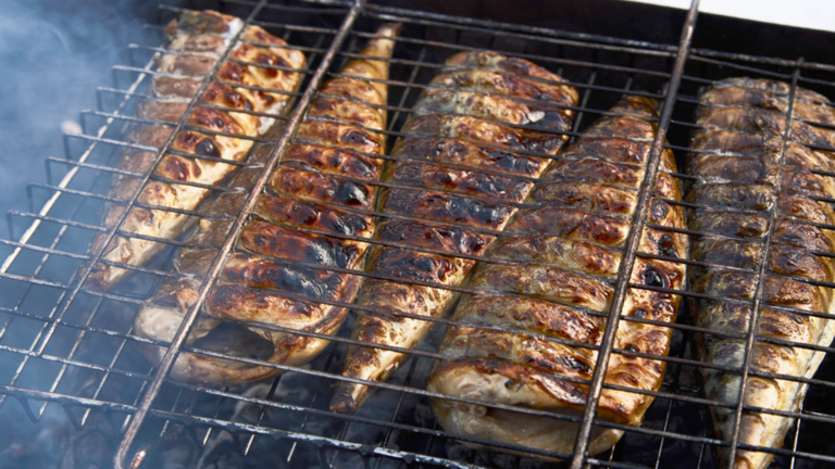 Este é o melhor peixe para grelhar no carvão: não se desfaz e cozinha ...