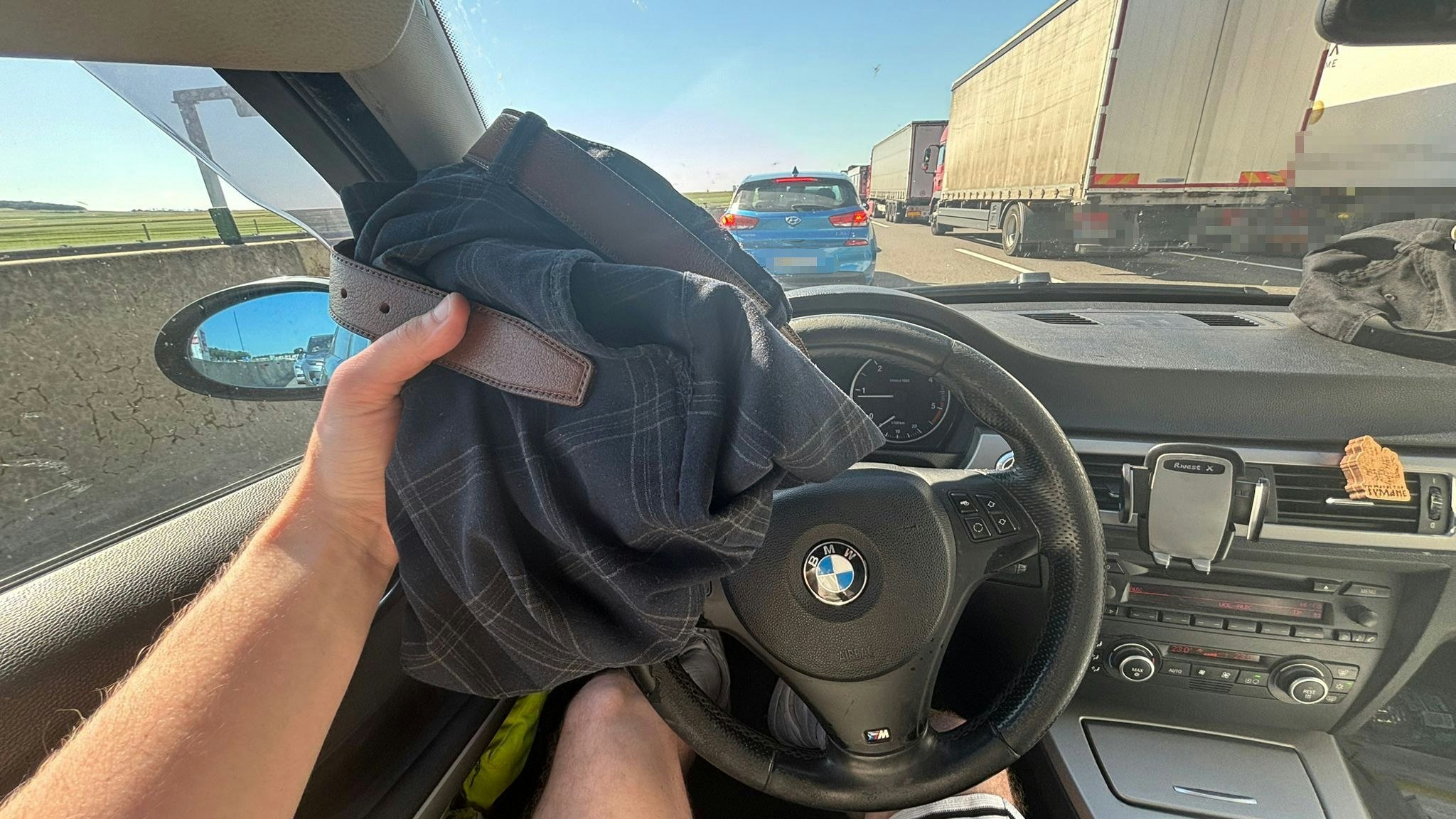 Wiener muss sich im Mega-Stau auf der A4 Hose ausziehen