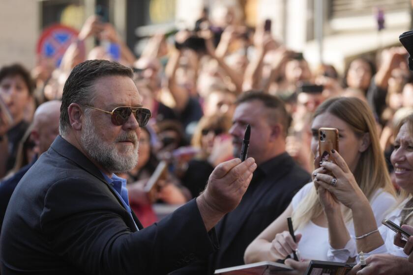 Russell Crowe slams 'clickbait' spin on interaction with autograph ...