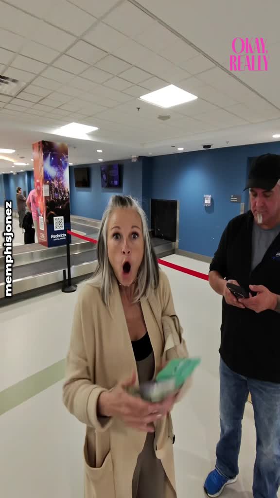 Son returns home after 20 years away to surprise family