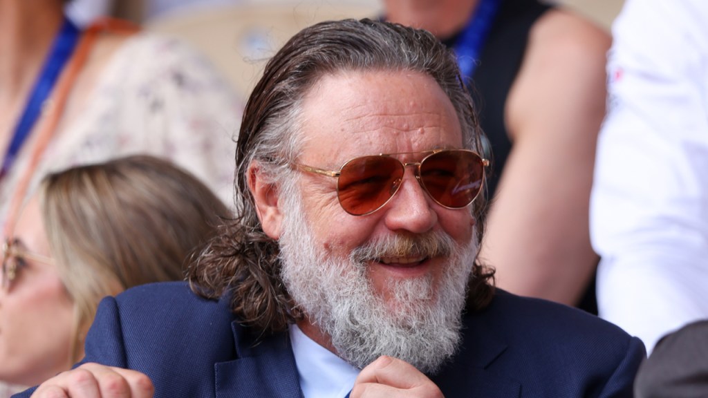 WWE star says Russell Crowe handled autograph hunters like an ‘absolute ...