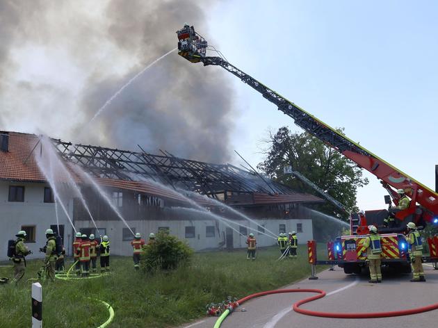 Feuer vernichtet Bauernhof: Millionenschaden nach Großbrand in Egling