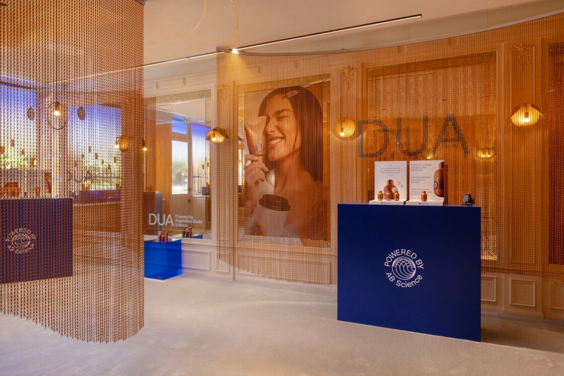 Dua Lipa ouvre un pop-up store éphémère à Paris pour s’offrir sa ...
