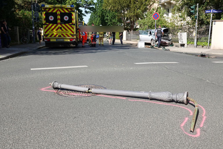 Drei Verletzte bei Unfall mit Laterne: Feuerwehr muss Gas-Leck stopfen