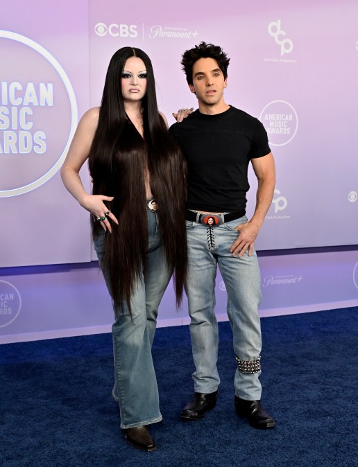 Estrella de HBO Max usa su cabello como top en un look atrevido para ...