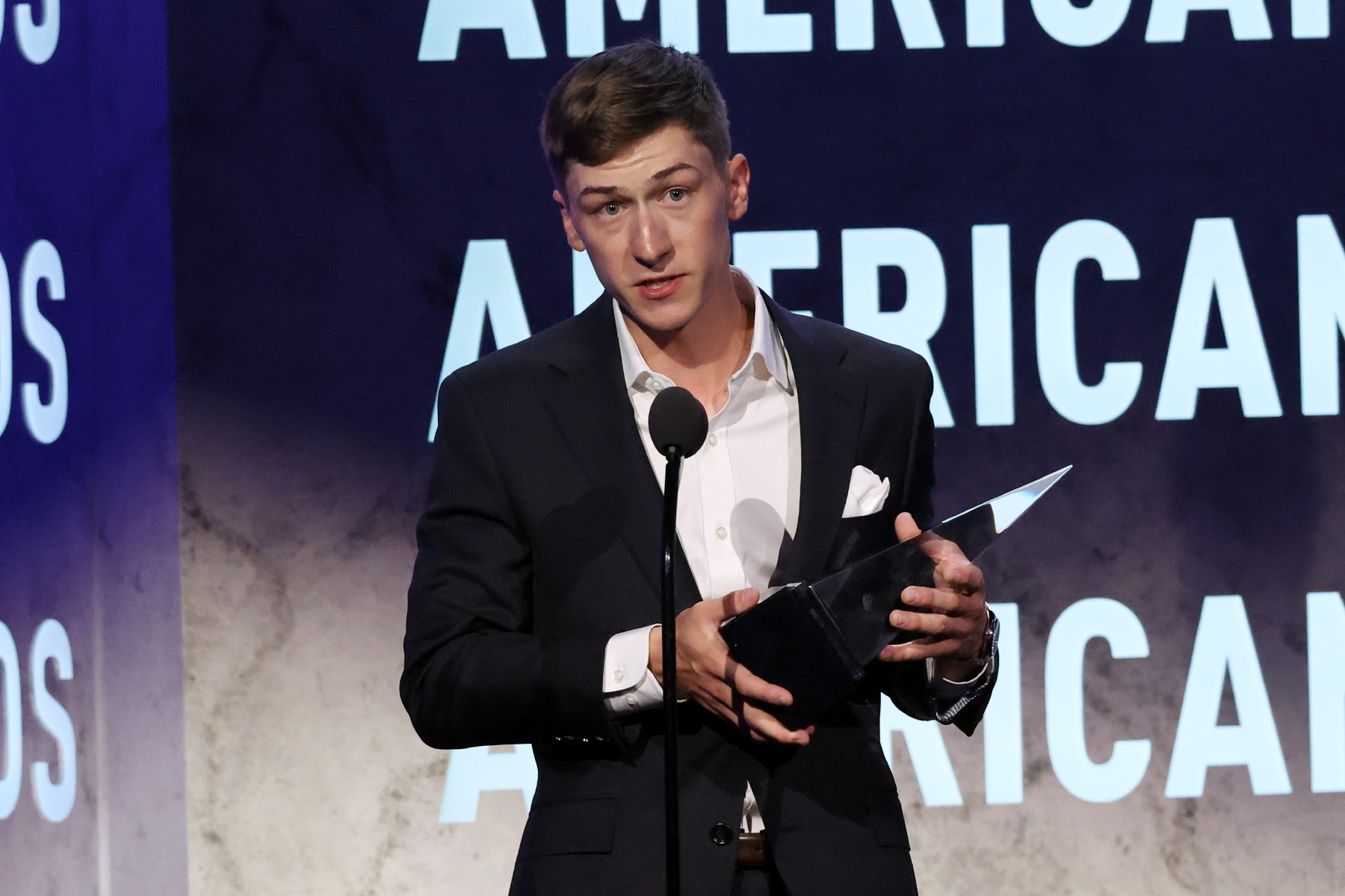 Who is Sam Barber? 'American Music Awards' new country artist