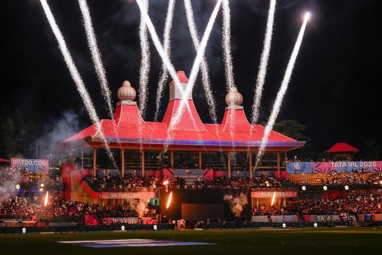 Ee Salavu Cup Namde? Ruthless RCB demolish Gujarat to book direct ...