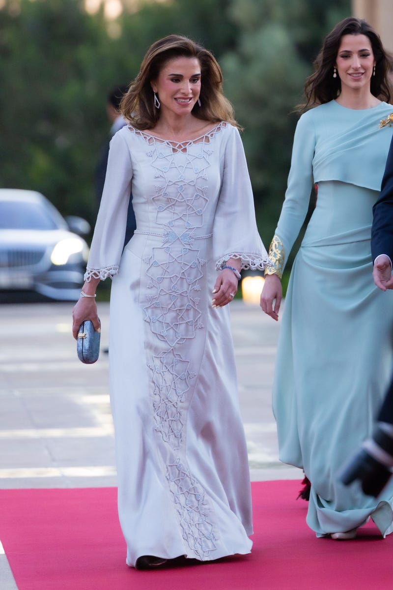 La reina Rania de Jordania da una lección de estilo con un vestido gris ...
