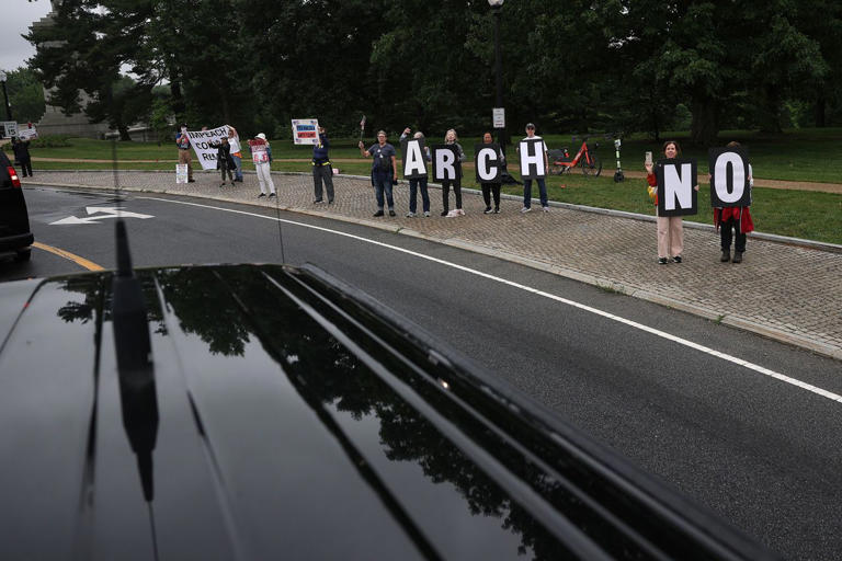 Vietnam vets sue to block Trump's triumphal arch that could overshadow ...