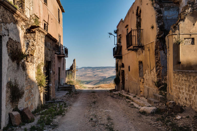 Borghi fantasma in Sicilia: viaggio nella Valle del Belice tra ...