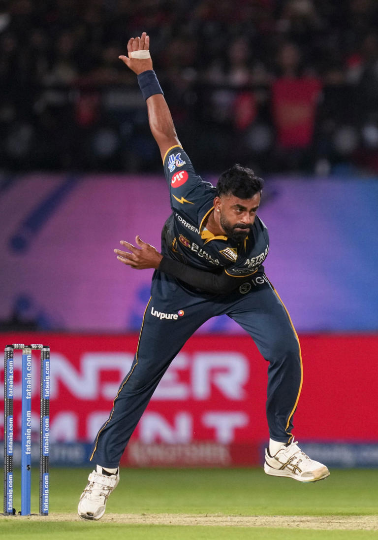 Ee Salavu Cup Namde? Ruthless RCB demolish Gujarat to book direct ...