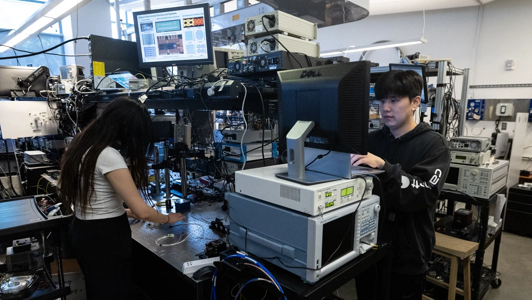 Researchers achieve record-low energy optical switching with MoSe₂ device