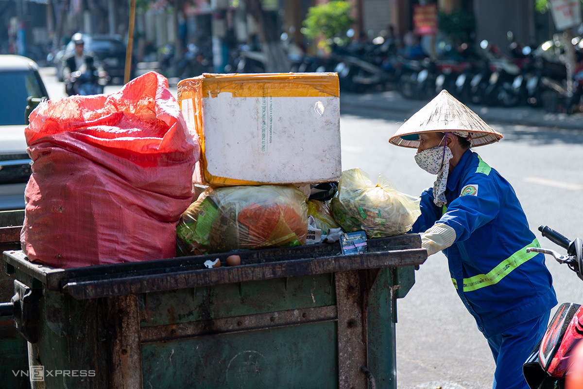 Mỗi công nhân vệ sinh Đà Nẵng thu gom 8-10 tấn rác mỗi ngày