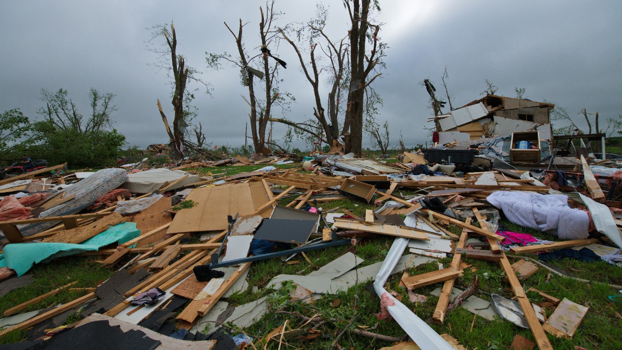 Severe storms, damaging wind, and tornadoes will hit the central and ...