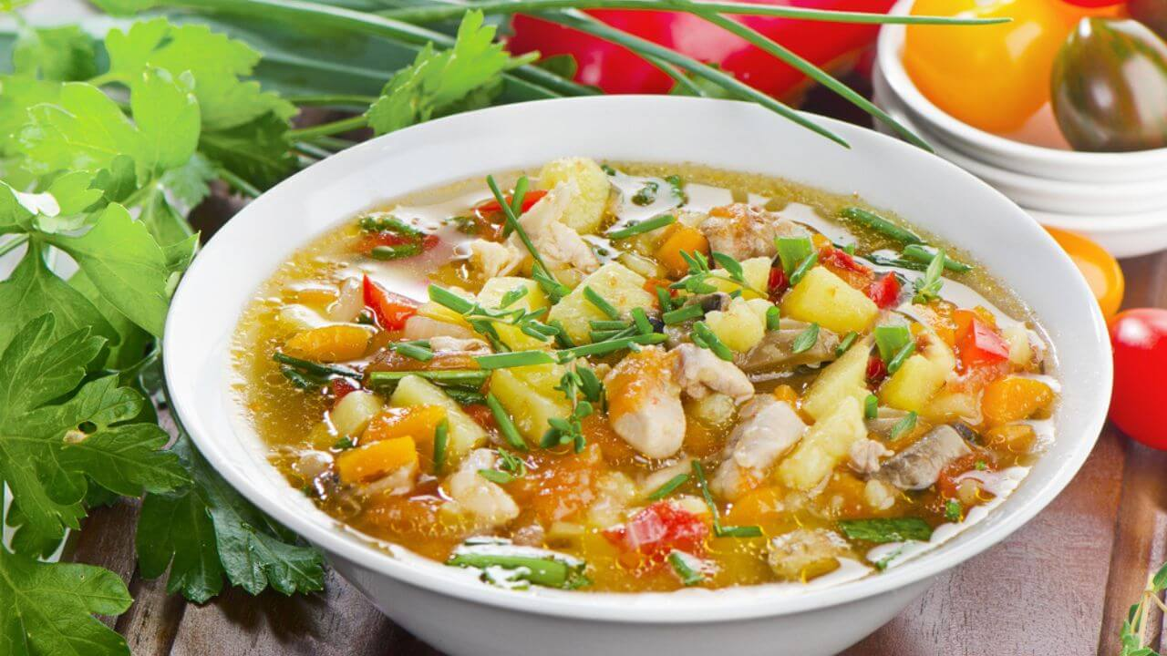 Sopa de legumes com macarrão: econômica, nutritiva e fica pronta rapidinho!